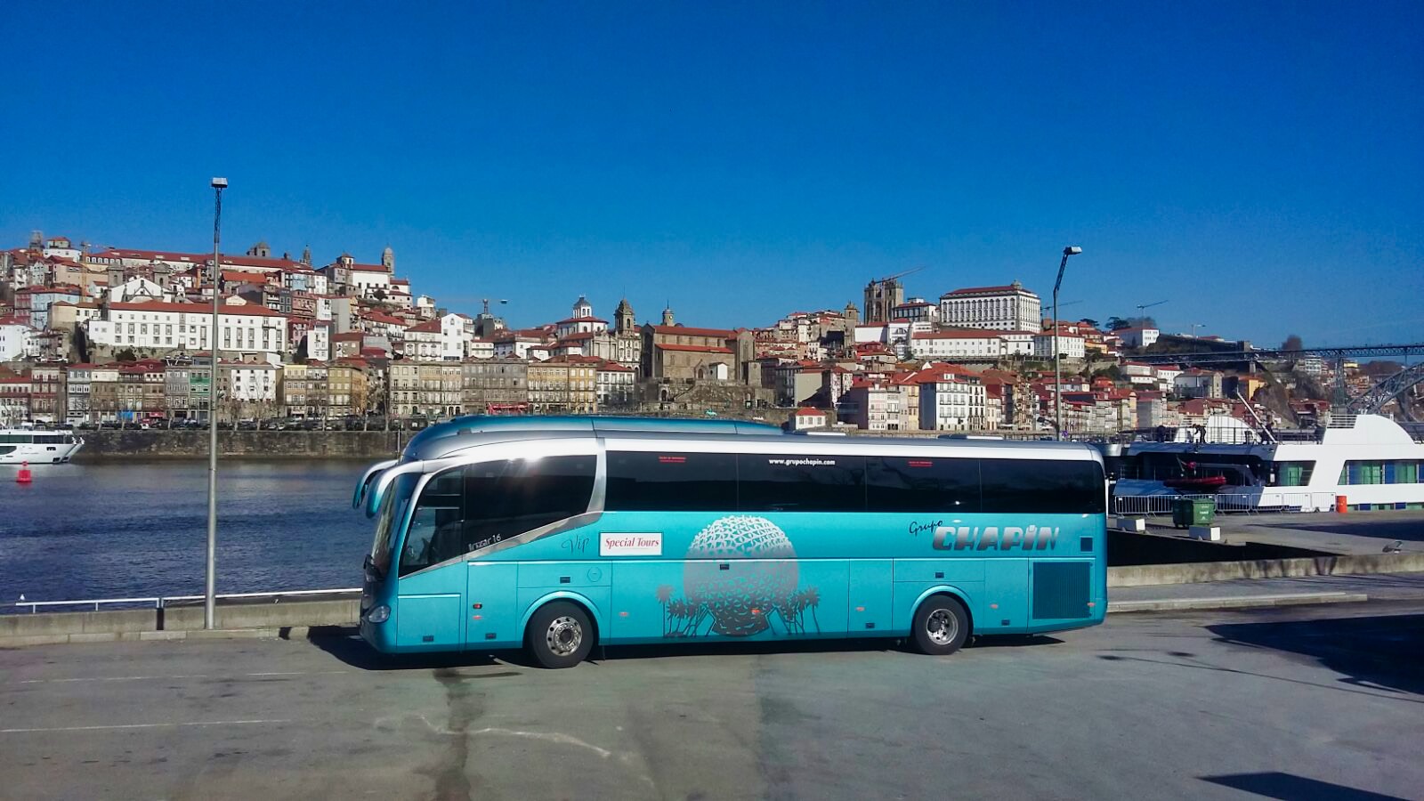 Travelling to Porto with Chapin´s Bus - Grupo CHAPÍN